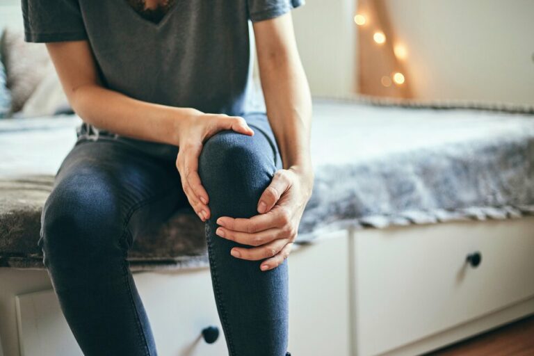 Knee Pain at Night: Signs, Causes and Treatment Methods